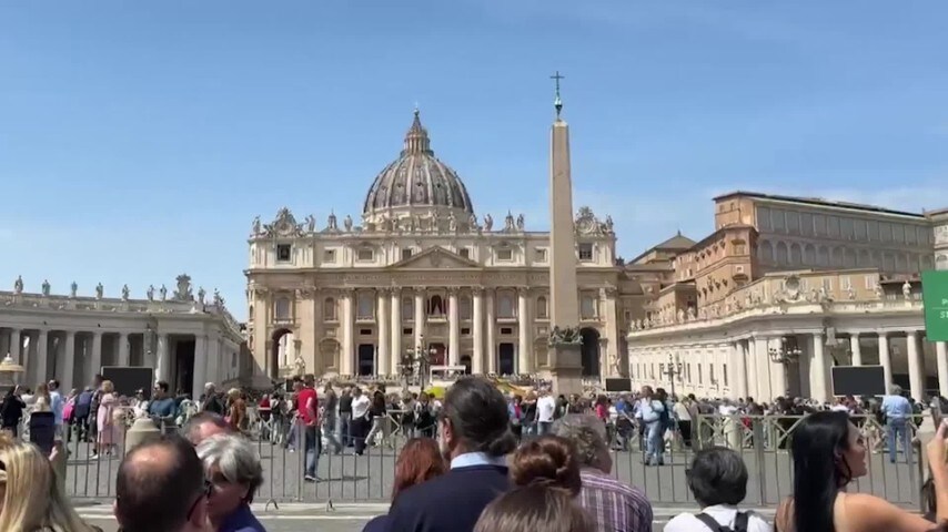 Le campane di San Pietro suonano a lutto per la morte di Papa Francesco